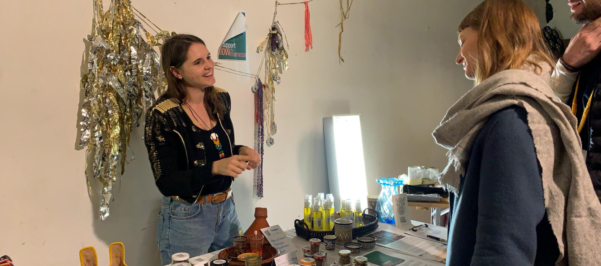 cropped-Lydia-Toth-und-ihr-Freund-bringen-Spenden-an-den-Markt.jpg ...